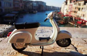 The timeless Vespa: an icon for you to travel in style across Italy ...